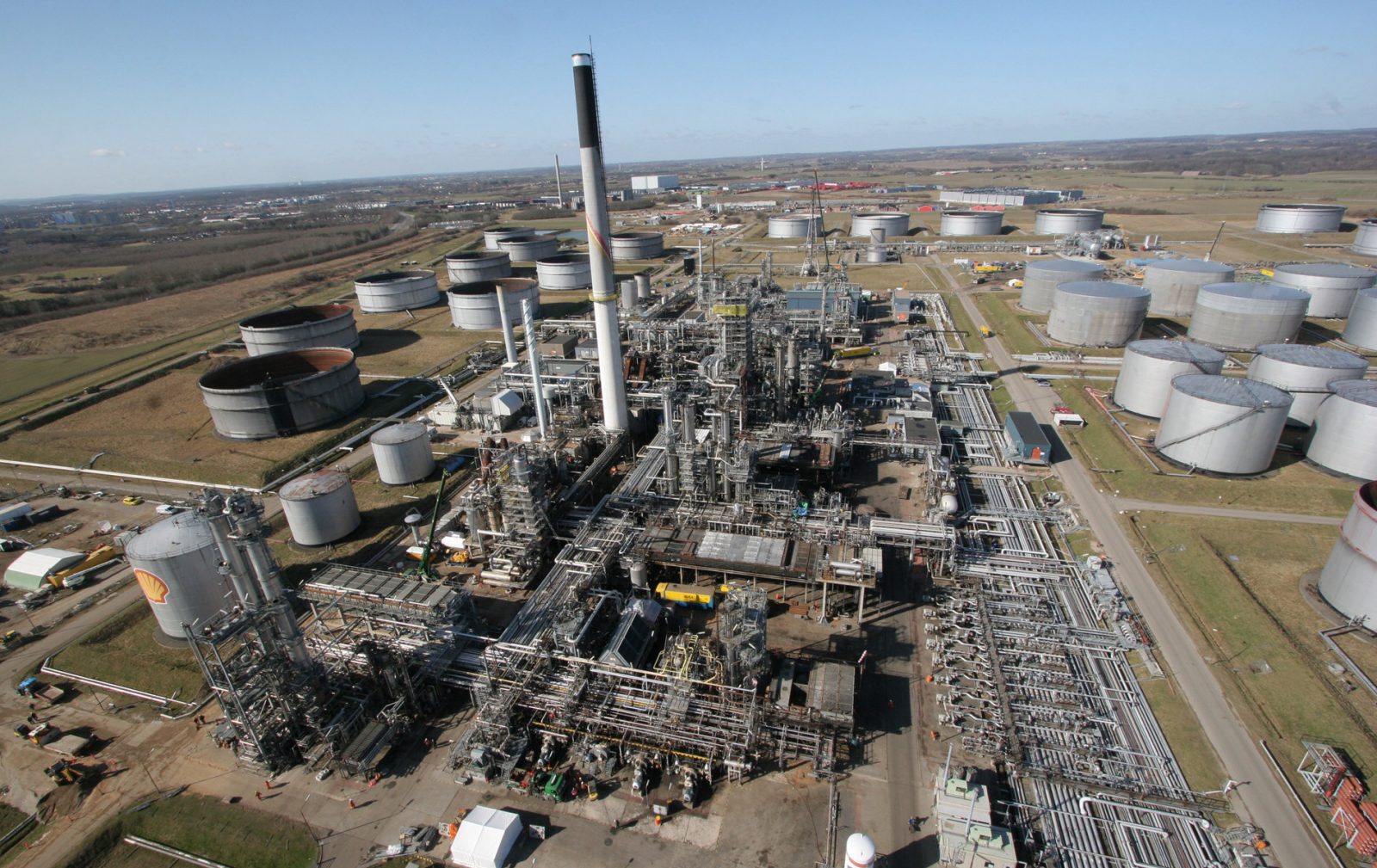 SHELL RAFFINADERI RENSER FORURENET JORD | DanmarkC TV