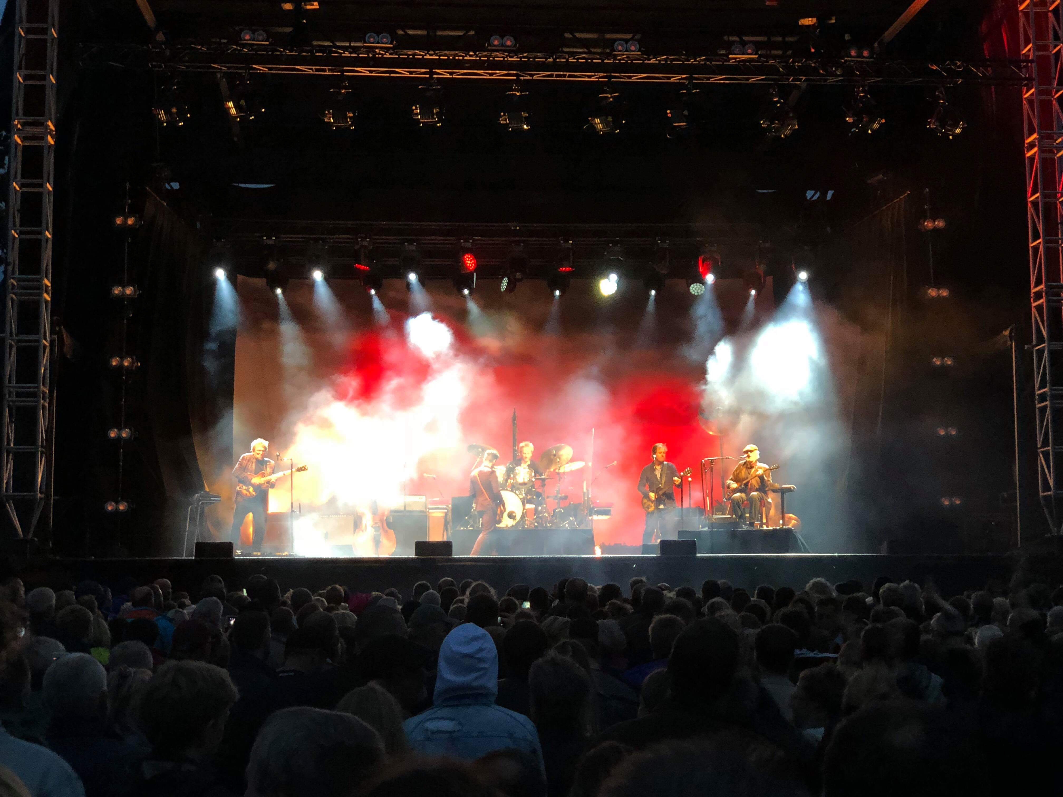 KIM LARSEN : MODENT PUBLIKUM ER KLAR TIL KONCERT | DanmarkC TV