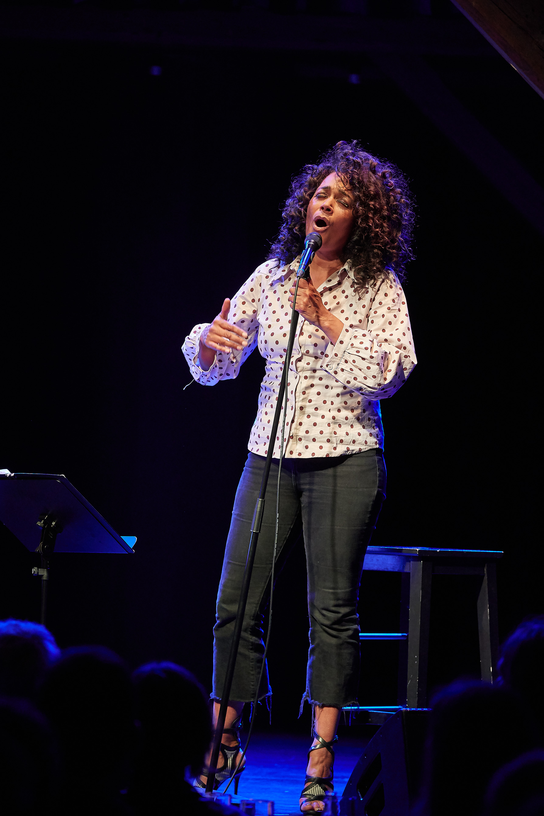 CAROLINE HENDERSON I TILBAGELÆNET STIL DanmarkC TV