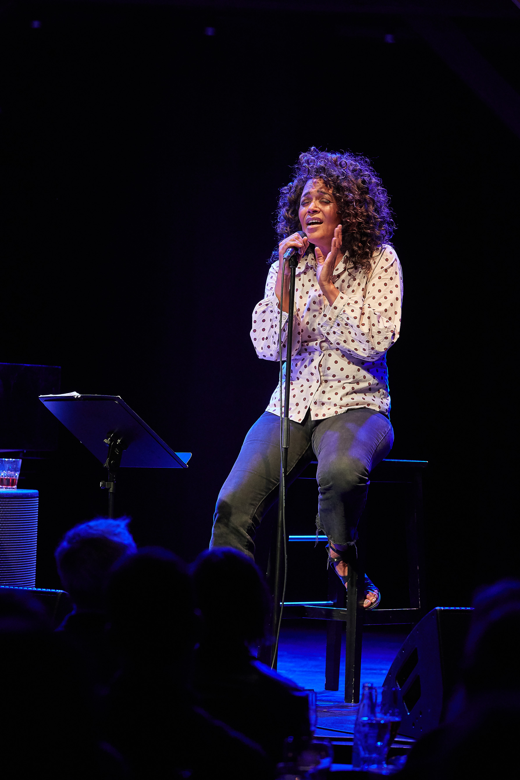 CAROLINE HENDERSON I TILBAGELÆNET STIL DanmarkC TV